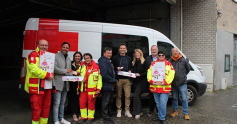 Blind Getrouwd Deelnemers Joren En Brecht Geven Aftrap Aan Pleisterverkoop Rode Kruis Lennik