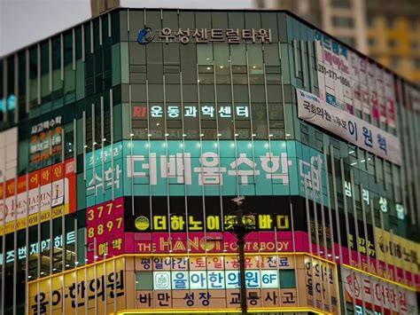 시인성이 좋은 학원간판은 더배움수학 높은 곳에 위치할수록 내용은 덜어내고 심플하게 동탄간판 학원간판 디싸인 더배움수학 투광기 In 2024