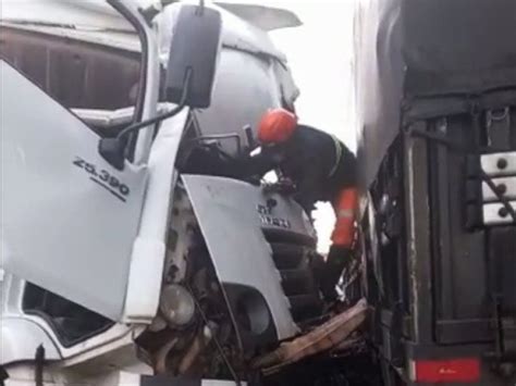 Acidente Entre Carretas Deixa Motorista Preso às Ferragens Em Rodovia