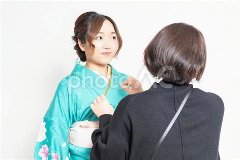着物の着付けをしてもらう女性と、着付け師の女性 No 4497664｜写真素材なら「写真ac」無料（フリー）ダウンロードok