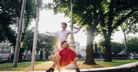 햇볕이 잘 드는 거리에서 저녁 햇살을 받으며 춤을 추는 아름다운 행복한 커플 세련된 힙 스터 신랑과 금발 신부 공연 댄스 전문 댄서 여름의 낭만적 인 순간 사진