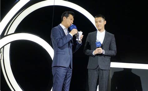 胡歌小板寸回来了 黑得滋润壮得磁实 少年气爆棚