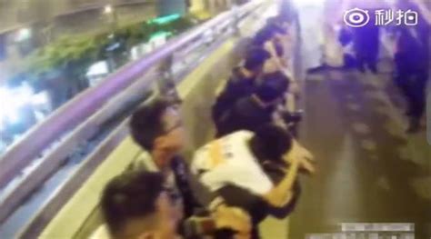 成都小伙聚众械斗实为网红主播拍“青春疼痛剧”，全都未成年直击现场澎湃新闻 The Paper