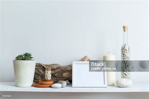 사진 프레임 이랑 현대적인 객실 장식 장식 촛불 유리 나무와 바위 흰 벽에 대 한 선반 냄비에 가정 공장 0명에 대한 스톡 사진