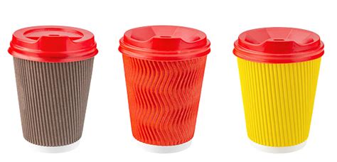흰색으로 분리된 커피 차 및 기타 뜨거운 음료를 위한 다양한 색상의 종이 일회용 컵 세트 일회용 식기 0명에 대한 스톡 사진 및