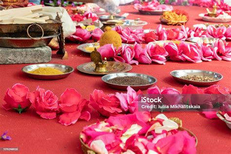 인도 결혼식 결혼 불타는 꽃과 레드 카펫에 신의 조각상에 대한 전통적인 민족 의식 장식 결혼식에 대한 스톡 사진 및 기타 이미지