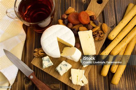 갈색 나무 배경에 치즈와 빵 막대기로 간식을 먹습니다 맨 위 보기입니다 살구에 대한 스톡 사진 및 기타 이미지 살구 치즈 치즈보드 Istock