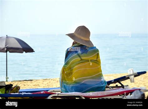 Sommerurlaub Entspannung Am Strand Ältere Frau In Badeanzug Pareo