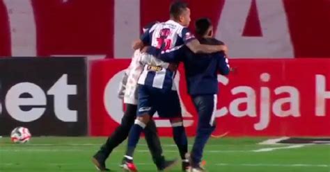 Alianza Lima vs Cienciano Dos niños se metieron al campo y se