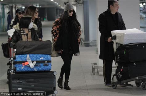 范冰冰穿潮装现身机场 新行李箱倒地怨助理 高清大图 娱乐频道凤凰网