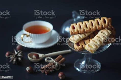 아침 식사에 대 한 설정 합니다 과 자와 차는 Bl에 견과류와 파이 갈색에 대한 스톡 사진 및 기타 이미지 갈색 검은색