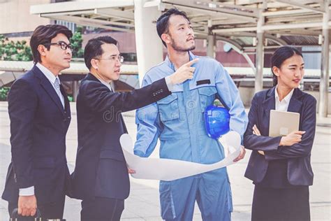 La Reuni N Del Director Empresarial Y Del Ingeniero Proyecta En La
