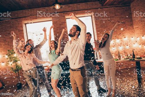 클로즈업 사진 소리 축 하 가장 친한 친구는 춤 술에 취해 생일 노래 싱어 손 팔을 제기 그녀 그녀의 숙 녀 그를 그의 남자는