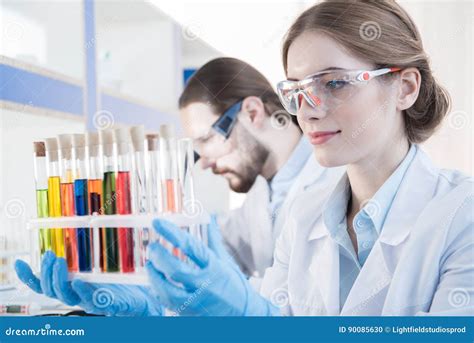 Wetenschapper Die Op Reageerbuizen Kijken Stock Foto Image Of