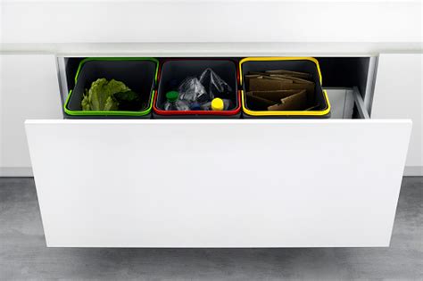 家庭でプラスチック紙ごみ有機廃棄物を分別するためのカラフルなゴミ箱廃棄物を分別するシステムを備えたモダンなキッチン廃棄物の分離のコンセプト