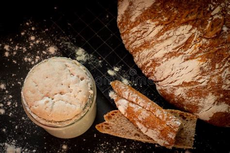 Hogaza De Trigo Artesano Y Pan De Centeno Con Harina De Graham Foto De