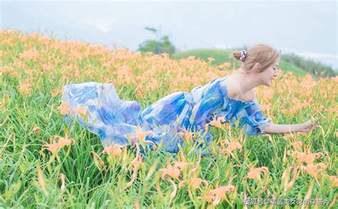 气质美女蓝色露肩连衣裙田园风写真简直太美了 搜狐大视野 搜狐新闻
