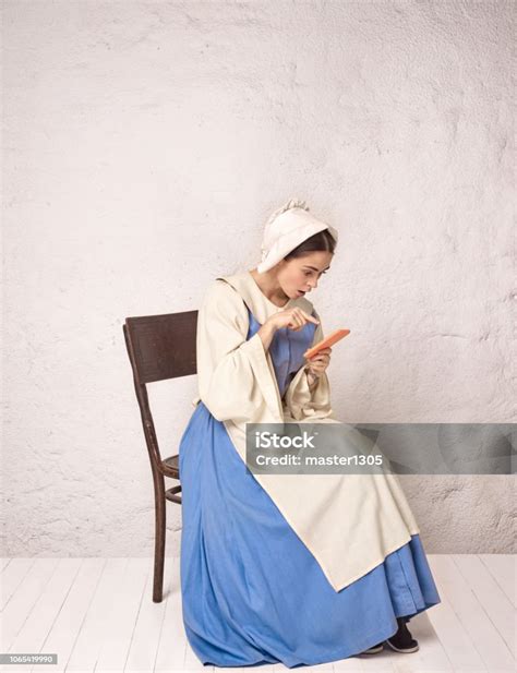 코르 셋 드레스와 모자를 착용 하는 역사적인 제복에서 중세 여자 신데렐라에 대한 스톡 사진 및 기타 이미지 신데렐라 전화 겸손 Istock