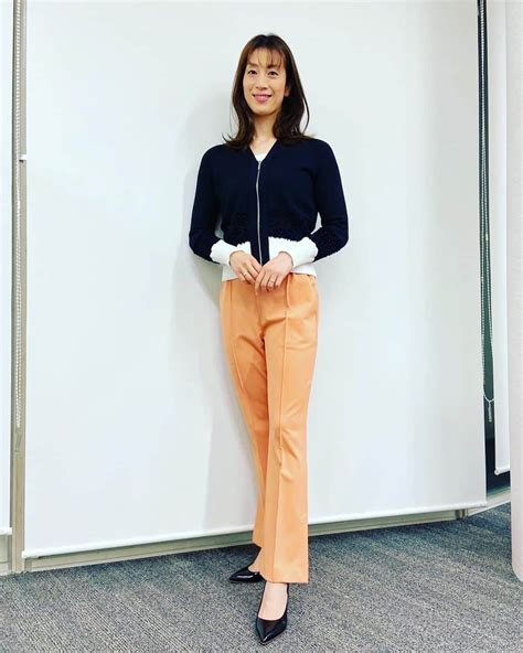 寺川綾さんのインスタグラム写真 寺川綾instagram「2月18日、報道ステーション衣装です👗💡 スリットが分かるように、、と考えた
