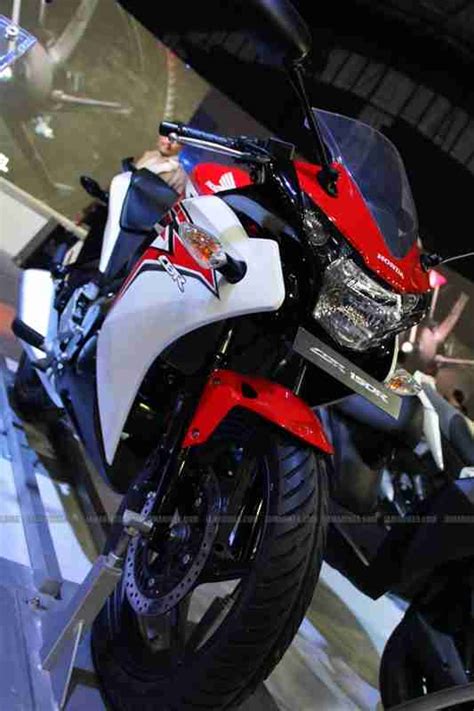 Autoexpo2012 Honda Launches Cbr 150r Iamabiker Everything Motorcycle