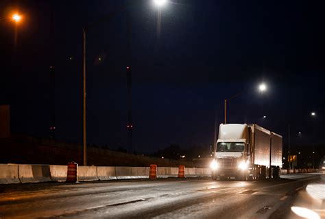 어두운 밤 시간에 비 고속도로 도로 후 젖은에서 실행 두 세미 트레일러에화물을 운반 큰 장비 일 택시 세미 트럭 밤 하루 시간대에 대한 스톡 사진 및 기타 이미지 Istock