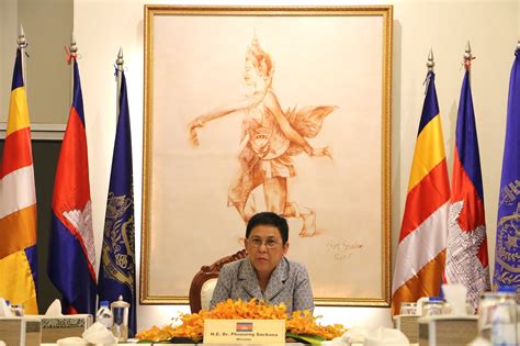 លោកជំទាវបណ្ឌិតសភាចារ្យរដ្ឋ ក្រសួងវប្បធម៌ និងវិចិត្រសិល្ប