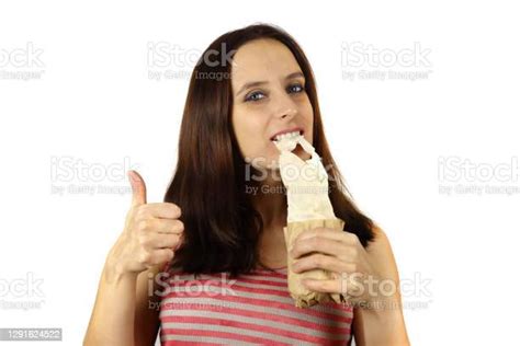 매력적인 소녀는 흰색 배경에 피타 빵에 싸여 핫도그를 먹는다 30 34세에 대한 스톡 사진 및 기타 이미지 30 34세 거리 길거리 음식 Istock