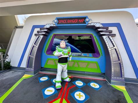 Photos Video Buzz Lightyear Meet And Greet Returns To Themed Photo Op