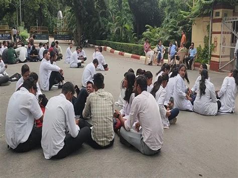 Students Of Ayurveda Faculty Of Bhu Sit On Dharna In Varanasi Said