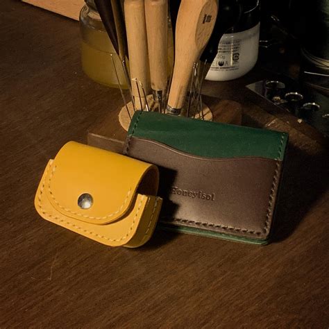 패슬로우 수강생 작품 과감한 컬러 배색으로 커플이 서로에게 만들어주셨습니다 오래오래 두 분의 사랑으로 이쁘게 에이징되길 기대합니다 패슬로우가죽공방양산공방양산