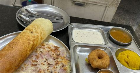 दिल्ली में खाएं साउथ इंडियन खाना इडली का स्वाद लेना हो या डोसे का