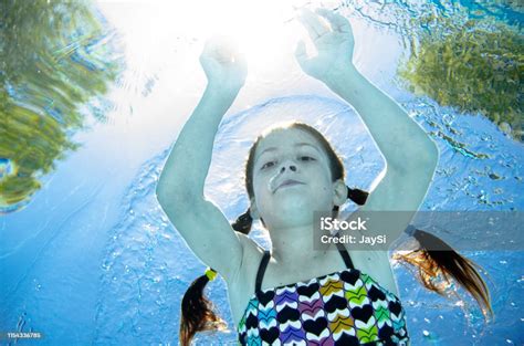수영장에서 수영 하는 아이 행복 한 활동적인 십 대 소녀 다이빙 및 수 중에서 재미 아이 피트 니스 및 리조트 가족 휴가에 스포츠 가족에 대한 스톡 사진 및 기타 이미지