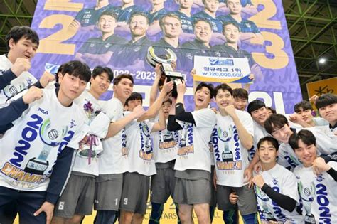 대한항공 3시즌 연속 정규리그 정상 올랐다 한국일보
