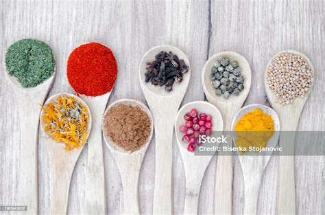 나무 숟가락은 다양한 향신료로 가득 닫습니다 아로마 허브 향신료 배열 가루로 빻은에 대한 스톡 사진 및 기타 이미지 가루로 빻은 강황 건강한 생활방식 Istock