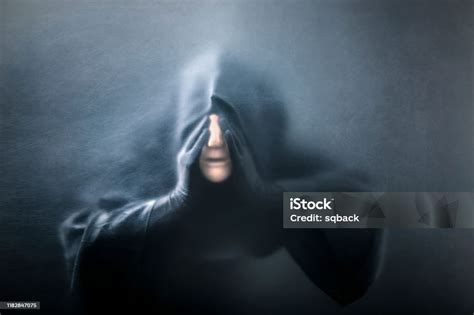 먼지가 긁힌 유리 뒤에 유령 그림 손에 마네킹 머리의 일부와 무서운 그림 검은색에 대한 스톡 사진 및 기타 이미지 검은색