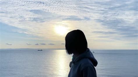 海から昇る朝日を見ながら歩く女性の動画無料の動画素材サイト動画AC