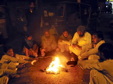 پنجاب اور خیبر پختونخوا میں بارش، بالائی علاقوں میں برفباری سے سردی کی