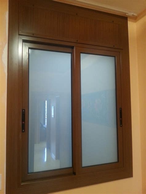 Сontradicciones de la mujer Ventanas de madera o de aluminio lacado