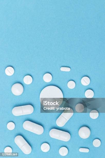 파란색 배경에 다양한 흰색 알약 매크로 의료 약국 및 의료 개념 파스텔 색상입니다 복사 공간이 있는 맨 위 보기 0명에 대한 스톡 사진 및 기타 이미지 Istock