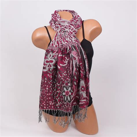 Елегантен дамски шал в сиво и виолетово червено с ламе и цветя Модели Мода Бордо