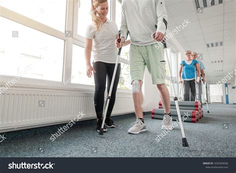 People Rehabilitation Learning How Walk Crutches库存照片1656394036