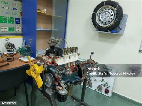 자동차 트럭 오토바이 차량 엔진 기어 풀리 피스톤 크랭크 샤프트 웰스 조명 등의 내부 및 외부 부분의 기계 부품 테이블에 등 0명에 대한 스톡 사진 및 기타 이미지 Istock