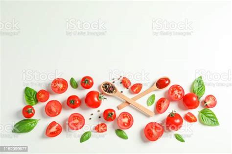 신선한 토마토 후추 바 질 및 흰색 배경에 나무 숟가락 텍스트 공간을 가진 평평한 누워 조성 잘 익은 채소 0명에 대한 스톡