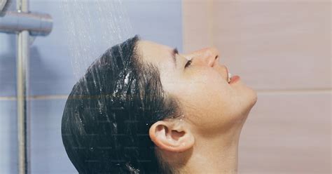 집이나 호텔 욕실에서 뜨거운 샤워를 하는 젊은 행복한 여자 아름 다운 갈색 머리 소녀는 머리를 씻고 휴식 시간을 즐긴다 몸과 피부 위생 라이프 스타일 개념 사진