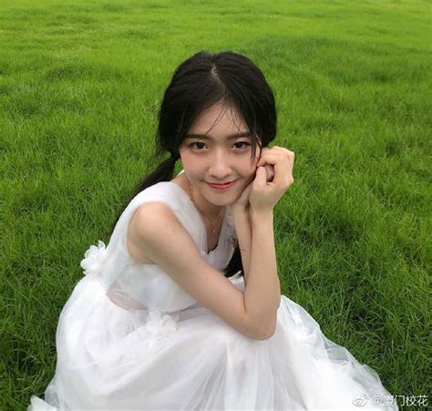 她叫佘颖欣，00年，就读于厦门大学2018级经济学专业，身高168cm