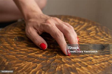 잘 다듬어진 빨간 손톱 클로즈업을 가진 여자 손 피부와 손톱 관리 나무 배경 30 39세에 대한 스톡 사진 및 기타 이미지 30 39세 가위 건강관리와 의술 Istock