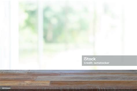빈 나무 테이블과 창 룸 실내 장식 배경 제품 몽타주 디스플레이 디스플레이에 사용할 수 있습니다 또는 귀하의 제품을 몽타주 제품의 디스플레이 대 한 조롱 경관에 대한 스톡