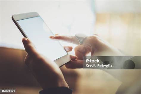 여자 박 대기 시에 화면 스마트폰에 가리키는 손가락 여성 손 문자 메시지 휴대 전화입니다 배경 흐리게에 근접 촬영 플레어 Bokeh 효과 모션블러에 대한 스톡 사진 및 기타