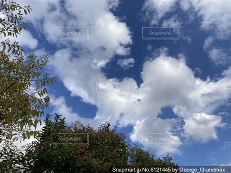 青空に白い雲の写真・画像素材 6121445 Snapmart（スナップマート）
