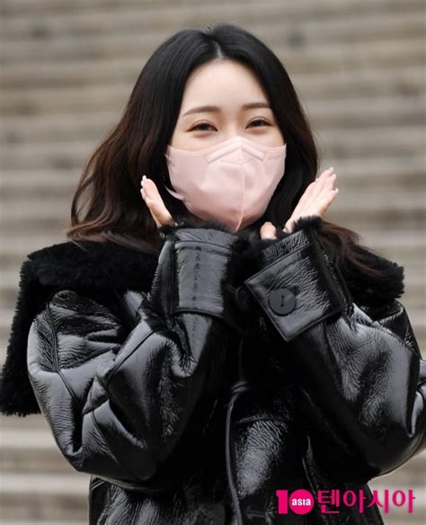 TEN 포토 홍지윤 분홍 꽃 한송이 텐아시아